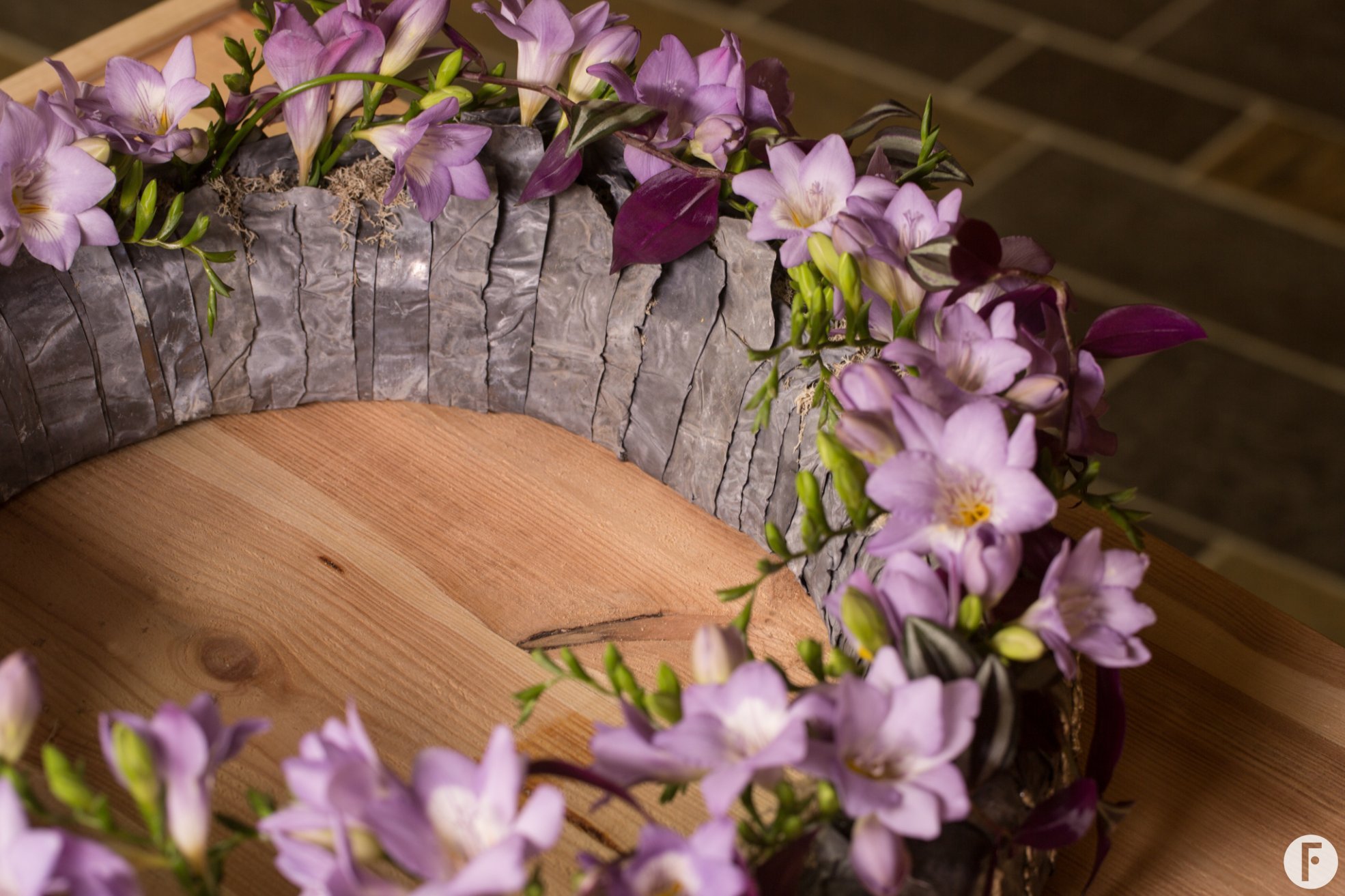 Krans met paarse Freesia | Flower Factor