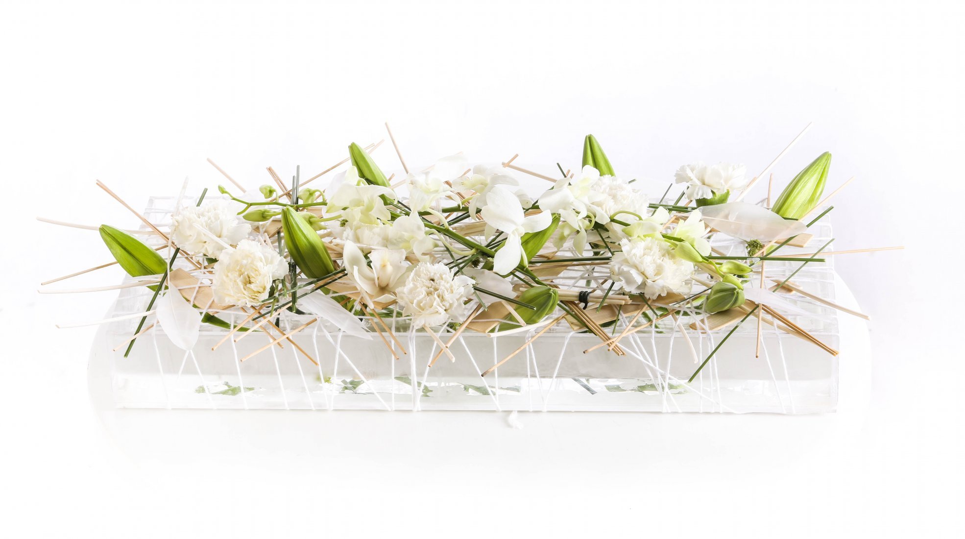 Crisp white flower design | Flower Factor